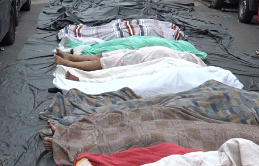 Comunidade do Rio de Janeiro amanhece com fila de corpos em praça após ...