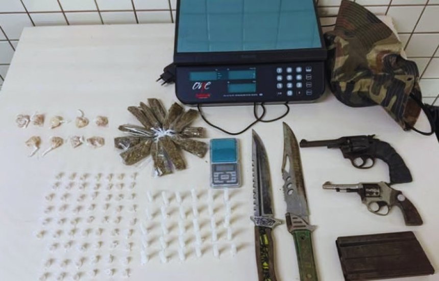 Após confronto armado, polícia desmonta base de traficantes em área de ...